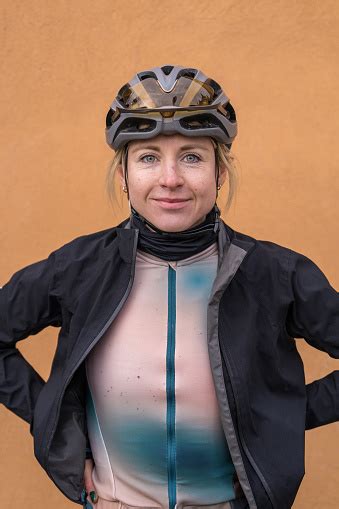 클로즈업 초상화 여자 사이클리스트 와 방울 와 얼굴 먼지 와 사진 사이클링 유니폼 선글라스 헬멧을 쓴 아름 다운 여성 사이클리스트 야외 훈련 30 34세에 대한 스톡 사진