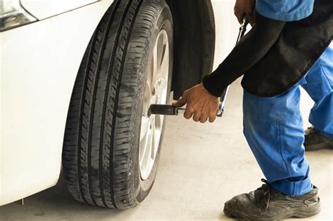 자동차 수리 주유소에서 자동차 휠 수리에 종사하는 노동자 검사 보기에 대한 스톡 사진 및 기타 이미지 검사 보기 교통수단 기계공 Istock