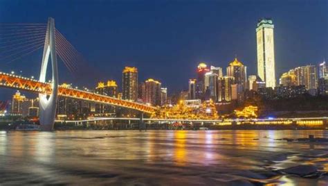 夜幕下的洪崖洞，仿若千與千尋中那條不可思議的街 每日頭條