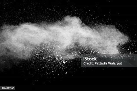 백색 분말 폭발 검정색 배경에 흰색 먼지 입자의 움직임을 고정 합니다 먼지에 대한 스톡 사진 및 기타 이미지 먼지 가루눈 구름 Istock