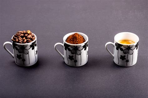 커피의 진화 커피 원두 분쇄 커피 및 에스프레소 커피 한 잔 국제 커피 데이 개념 10월 1일 검은색에 대한 스톡 사진 및 기타