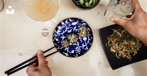 그릇에 담긴 완두콩 근처의 얼음과 석류 주스를 담은 물 사진 Unsplash의 무료 음식 이미지