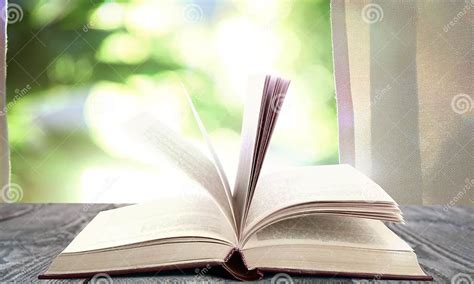 Apri Vecchio Libro Di Coperture Rigide Su Tavolo Di Legno Fotografia Stock Immagine Di Disegno