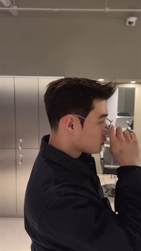 슬릭컷리프컷남자 짧은 머리남친머리 전문가 종규 깃털 같은 가벼운 텍스쳐로 가닥 가닥 흐르는 재미를 🪶 디자인은 디자이너의 정성에 따라 결과가 달라집니다 저의