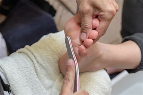 페디큐어와 발 마사지에 여자입니다 건강 한 라이프 스타일을 위한 바디 케어 및 휴식 스파 절차 가위에 대한 스톡 사진 및 기타 이미지 Istock