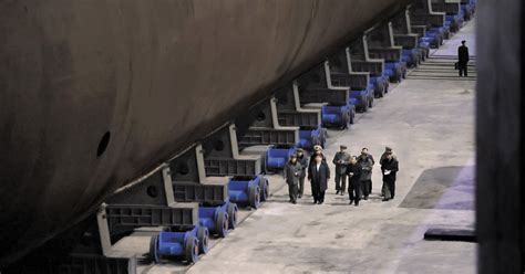 러시아서 ‘병사 목숨값 받았나 北 “핵추진 잠수함 건조 중”