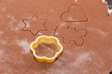 생강 크리스마스 쿠키를 만들기위한 특별한 스텐실을 사용하여 반죽에서 그림을 절단 가정가족 휴일 컨셉에 대비 12월에 대한 스톡 사진 및 기타 이미지 Istock