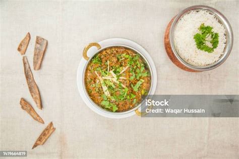 양고기 민트 마살라 일반 쌀은 인도 향신료 음식의 테이블 꼭대기 전망에 고립 된 접시에서 제공됩니다 양고기에 대한 스톡 사진 및