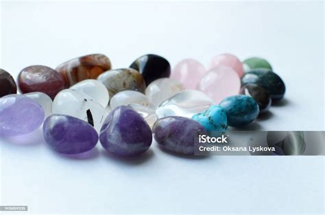 분홍색 배경에 보석 광물 둥근 텀블링 미네랄 자수정 마노 흰색 배경에 청록색 선택적 초점 결정체에 대한 스톡 사진 및 기타 이미지 Istock