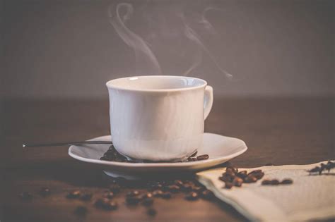 带茶托的白色陶瓷咖啡杯 千叶网