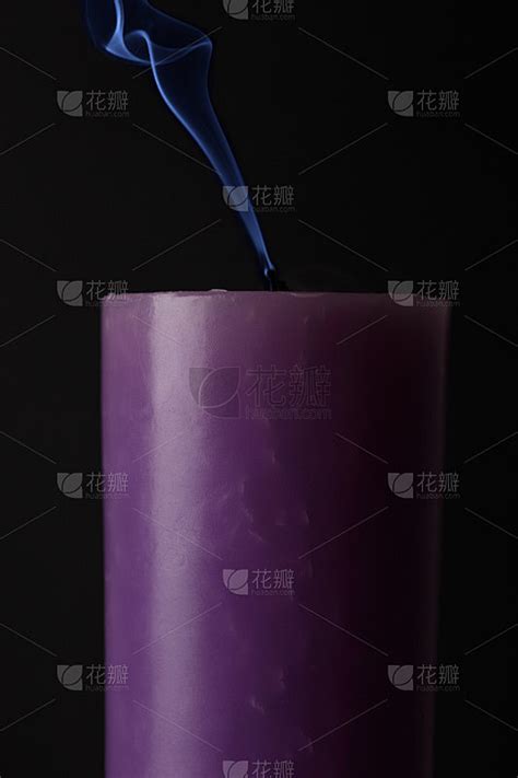 熄灭的紫色蜡烛孤立的黑色