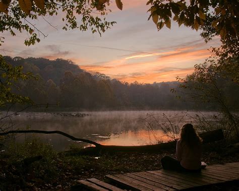 3840x2160 Girl Alone Sitting Near Lake 4k Hd 4k Wallpapers 배경