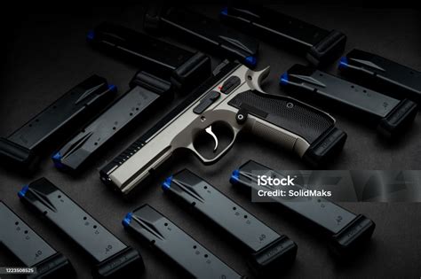 어두운 배경에 탄약 클립 중 현대 갈색 권총 스포츠와 자기 방어를위한 짧은 총열 무기 경찰 단위 특수 부대와 군대에 대한 무장 0명에 대한 스톡 사진 및 기타 이미지