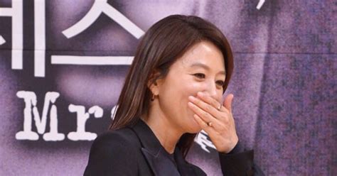 [t포토] 김희애 경찰 포즈 요청에 부끄부끄 미세스 캅