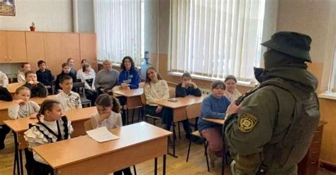 Російська пропаганда на окупованих територіях що відбувається у школах та дитячих садках Oboz Ua