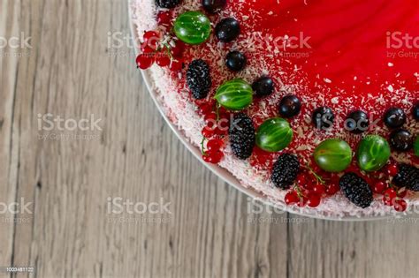 맛 있는 건강 한 채식 음식 신선한 붉은 열매와 녹색 장식 딸기 치즈 케이크를 구워 하지 마십시오 민트 잎 공간 복사 갈색에 대한 스톡 사진 및 기타 이미지 Istock