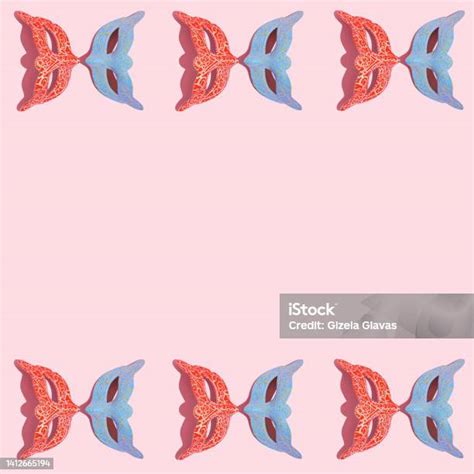 파스텔 핑크 배경에 베네치아 빨간색과 파란색 카니발 마스크 감정 사랑 감정 또는 카니발 가면의 개념 플랫 레이 0명에 대한 스톡 사진 및 기타 이미지 Istock