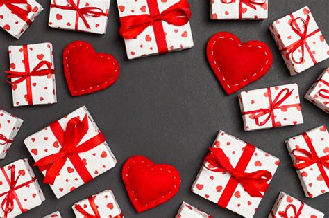 복사 공간 다채로운 배경에 축제 선물 상자와 빨간 섬유 마음의 상단보기 세인트 발렌타인 데이 컨셉 건강관리와 의술에 대한 스톡 사진 및 기타 이미지 Istock