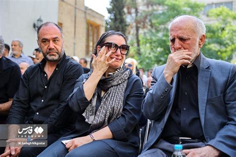 عکس گریه‌های سوزناک محمود خوردبین و دختر سعید راد در مراسم تشییع