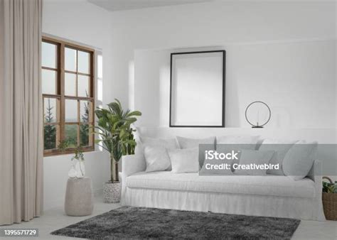 현대 거실의 흰색 벽에 빈 수직 액자 미니멀리스트 현대적인 스타일로 인테리어를 모의하십시오 무료 사진을위한 공간을 복사하십시오 소파 카펫 3d 렌더링 0명에 대한 스톡 사진
