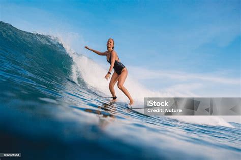 파도에 서핑 보드 타고에서 서퍼 여자입니다 서핑 하는 동안 바다에서 여자입니다 서핑 수상 스포츠에 대한 스톡 사진 및 기타 이미지 서핑 수상 스포츠 여자 한 명의