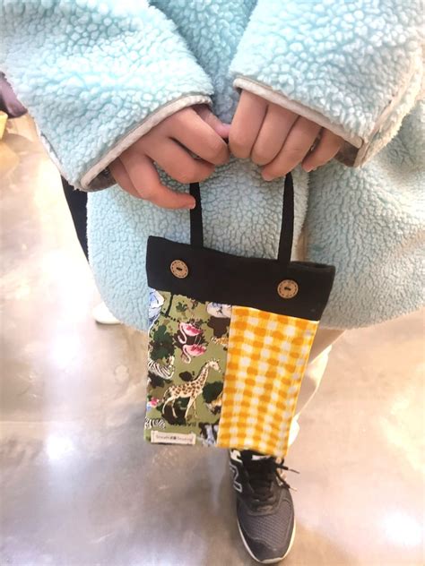 초등 수강생이 특강으로 만든 티슈케이스에요 칼라풀하게 기존의 모델을 변경했어요 단추와 구멍 그리고 손잡이까지 잘 만듬 수강문의01 광주 린넨 옷만들기 미싱