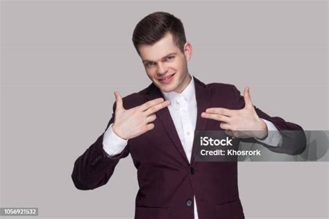 보라색 양복과 흰 셔츠 서 하 미소와 권총 제스처와 카메라를 보고 심각한 잘생긴 젊은 남자의 초상화 가리키기에 대한 스톡 사진 및 기타 이미지 Istock