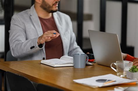 동료에게 자신의 아이디어를 설명하면서 사업가 제스처의 공간 샷을 복사 40 44세에 대한 스톡 사진 및 기타 이미지 40 44세 계획 기업 재무와 산업 Istock