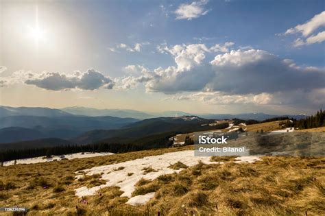 맑은 푸른 하늘 복사 공간 배경에 수평선까지 스트레칭 마른 잔디와 눈 먼 산맥의 반점과 산 골짜기의 보기 0명에 대한 스톡 사진 및 기타 이미지 Istock