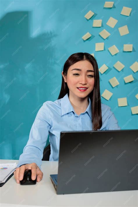 Premium Photo Asian Woman Working On A Laptop Computer In A Modern