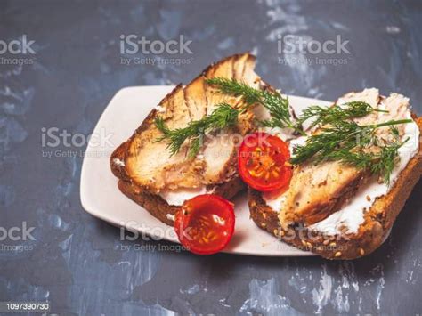 흰색 접시에 근접은 코 티 지 치즈 토마토 햄 채소 확산 하는 튀긴된 빵의 샌드위치와 위에 향신료 가정 주방에 대한 스톡 사진 및 기타 이미지 Istock