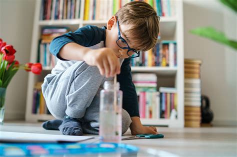 4 살 백인 소년에 전면 보기 N 집에서 바닥을 재생 작은 아이는 개념 레저 및 창조적 인 교육을 성장 예술 기술을 개발