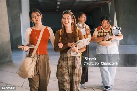 아시아 대학생 여성 친구 그룹이 수업 후 복도의 대학 캠퍼스에서 함께 걷고 이야기하는 학생들 십대에 대한 스톡 사진 및 기타 이미지 Istock