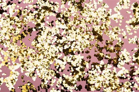 분홍색 배경에 황금 색종이 반짝이 축제 휴일 파스텔 배경입니다 Greeteng 카드 템플릿입니다 플랫 스타일 구성 가능성에 대한 스톡 사진 및 기타 이미지 Istock