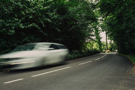 노르망디 프랑스의 지역에 있는 녹색 숲을 통과 하는 아스팔트도로에서 운전 하는 자동차 자연 시골 풍경 교통 및도 네트워크 개념 갈색에 대한 스톡 사진 및 기타 이미지
