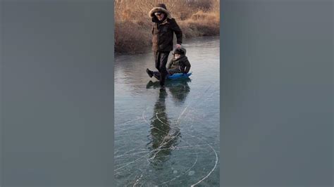 그해 겨울은 너무 추워서 꽁꽁 얼은 붙은 수로 빙판위에서 아빠와 아들은 썰매를 타고 신나게 놀았다 Youtube