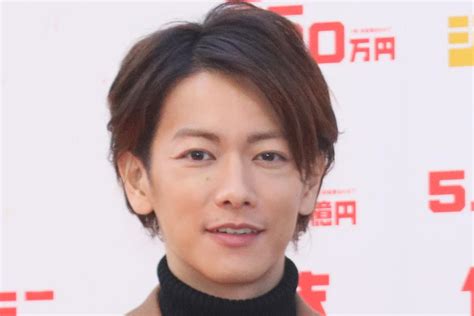 俳優「佐藤 健」が愛車の「高級suv」公開し話題に！ 「素敵です」「健くんカッコいい」の声も！ イケメン俳優の「本格モデル」とは くるまのニュース