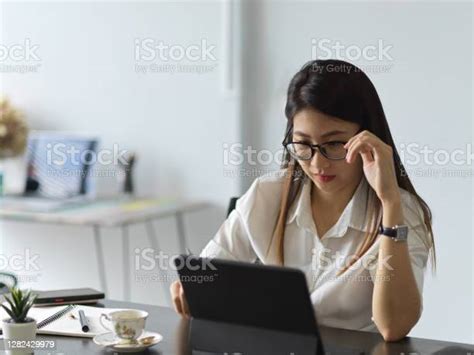 사무실 방에서 디지털 태블릿으로 일하는 여성 사무실 근로자 30 34세에 대한 스톡 사진 및 기타 이미지 30 34세 기업가 노트북 Istock