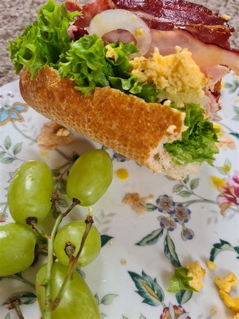 사랑가득아침 새학기 첫미팅없던 입맛에 갑작 생각난 바게트 샌드위치를 위해 딱 그재료 사와 만들었어요 로스트비프햄과 베이컨