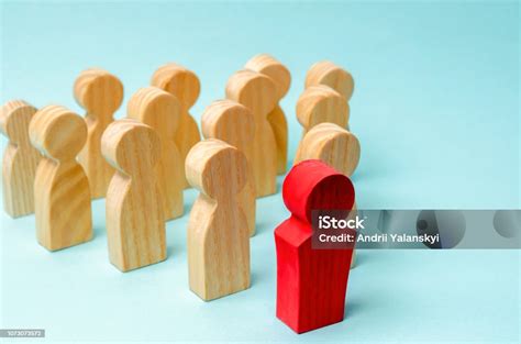 사람들의 숫자는 나무입니다 비즈니스 팀의 보스는 목표에 운동 방향을 나타냅니다 군중 지도자를 다음과 같다 리더십 및 팀 관리의 개념입니다 팀웍입니다 개념에 대한 스톡 사진