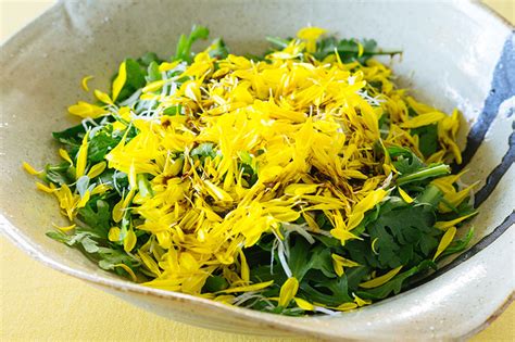 「菊花と春菊のサラダ 熱々ドレッシングかけ」のつくり方。菊の旬は秋。さわやかな苦味と香りを楽しむ｜松田美智子の季節の仕事