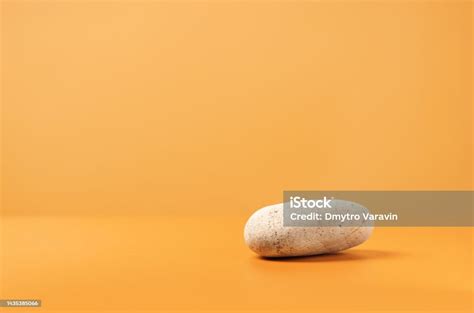 노란색 배경에 돌이 있는 모형 장면 화장품 프리젠 테이션 또는 패키지 광고를위한 자연 받침대 광고 무대 공간을 복사합니다 개념에 대한 스톡 사진 및 기타 이미지 Istock