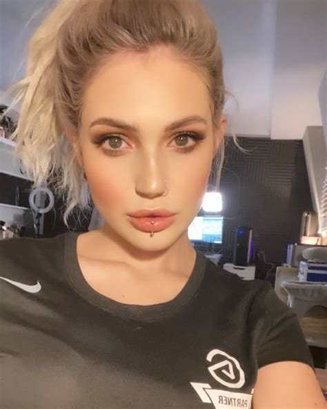 Top Sexy Twitch Streamers Hotness In Contrast With Gaming Skills Starbiz Com