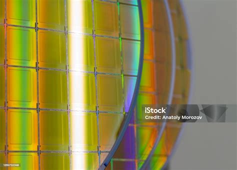 실리콘 웨이퍼 및 마이크로회로 웨이퍼는 집적 회로의 제조를 위해 전자 장치에 사용되는 결정질 실리콘과 같은 반도체 재료의 얇은