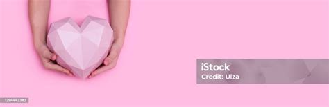 아이들의 손은 분홍색 배경에 대한 마음의 모양에 분홍색 상자를 잡고 상단 보기 플랫 레이 세인트 발렌타인 의 만족 배너 개념에 대한 스톡 사진 및 기타 이미지 Istock