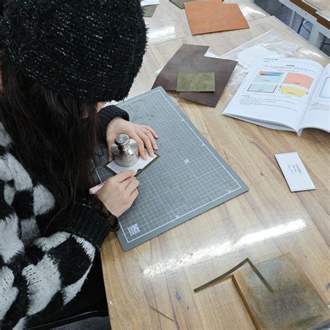 아르떼제 가죽공예학원 초급과정 선생님들 패턴제작을 마치고 카드지갑 가죽재단을 하고 계십니다 2회차 수업동안 종이만 자르다 드디어 가죽을 만져보시네요ㅎ 배우는 목적은