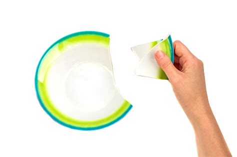 흰색 배경에 고립 된 여성의 손에 깨진 접시 가족 싸움의 Consept 1 감정에 대한 스톡 사진 및 기타 이미지 감정 그릇 깨짐 Istock