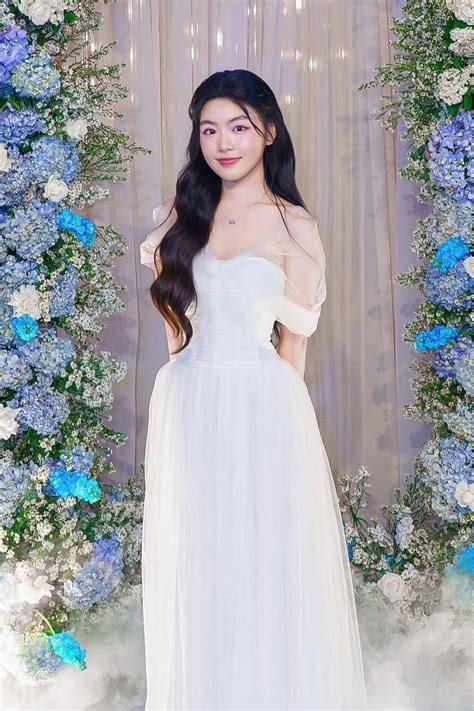 Lọ Lem con gái Quyền Linh Tuổi lột xác gợi cảm không ngại mặc hở