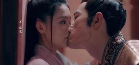 肖战和李沁是什么关系是情侣男女朋友吗 两人恋情是真的在一起了吗即时尚