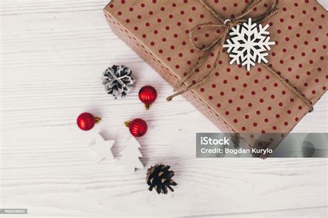 세련 된 포장 선물 상자 탑 뷰 황금 장신구와 콘 크 래 프 트 현재 플랫 하다입니다 계절 인사말 해피 홀리데이입니다 메리 크리스마스 그리고 새 해 복 많이 받으세요